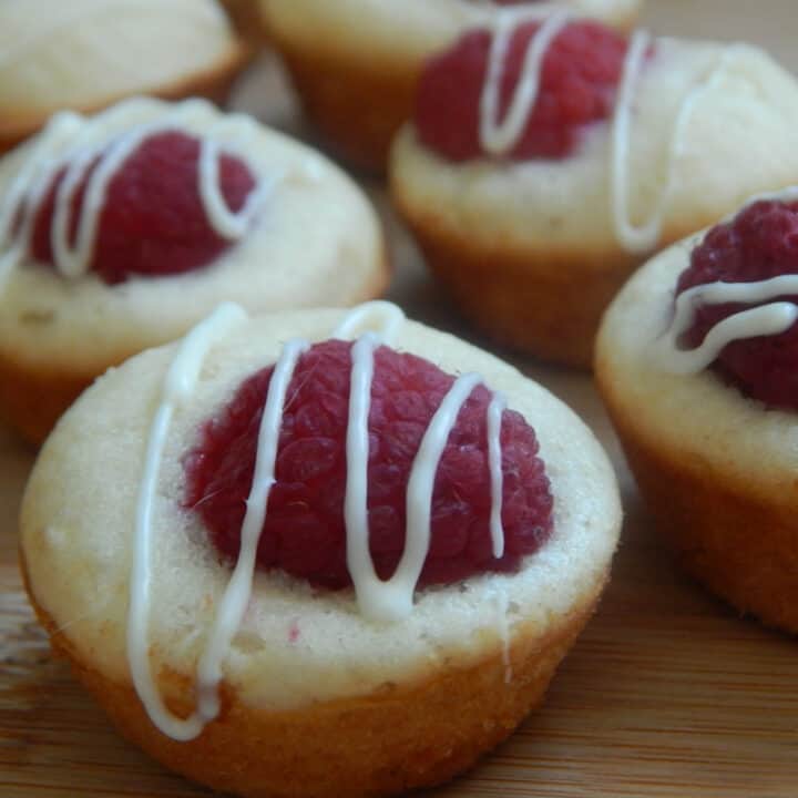 Mini raspberry white chocolate cupcakes - Drizzle Me Skinny!