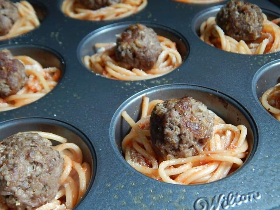 Spaghetti and meatball biscuit pies - Drizzle Me Skinny!