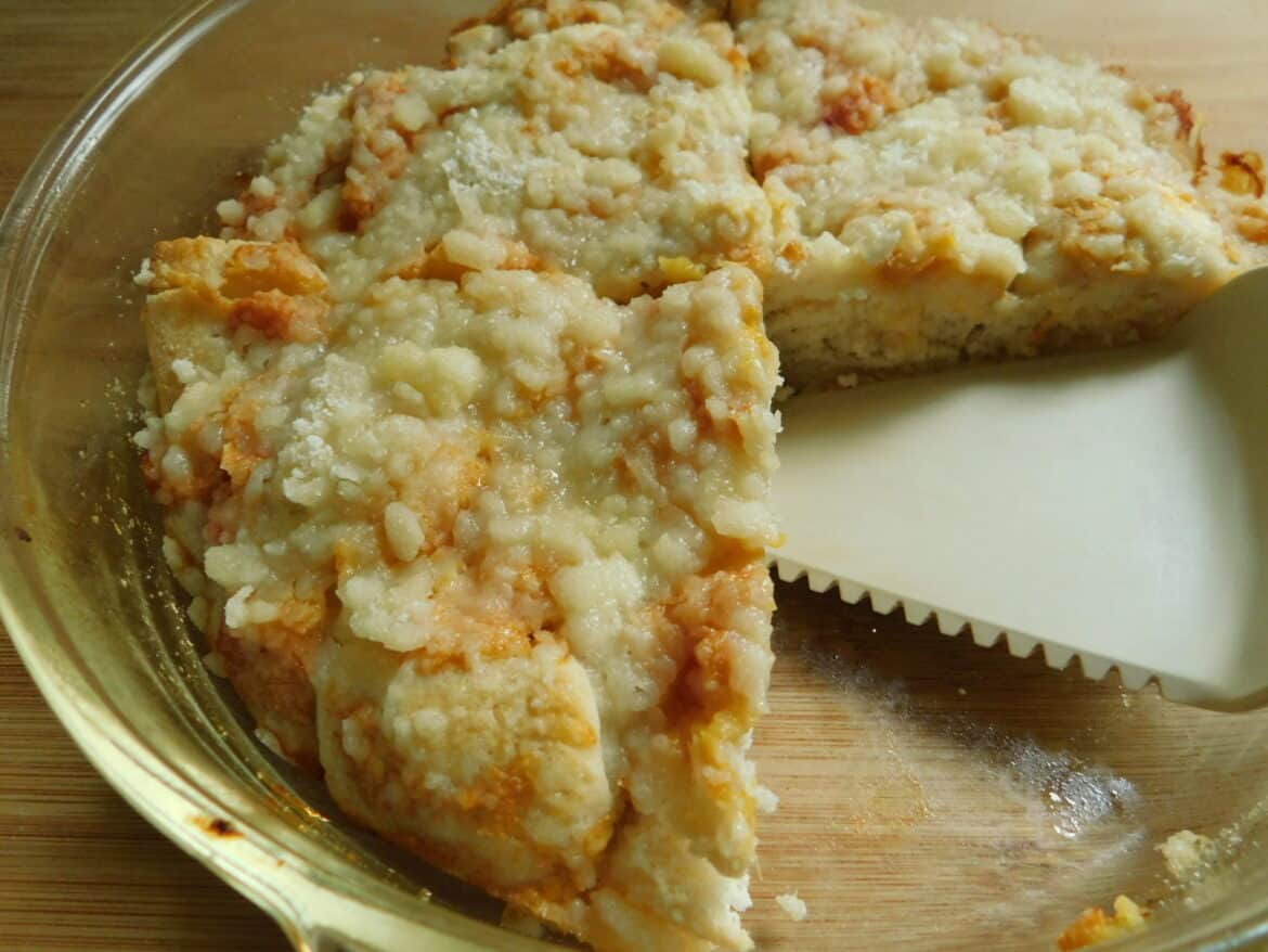 Peach crumble biscuit pie - Drizzle Me Skinny!