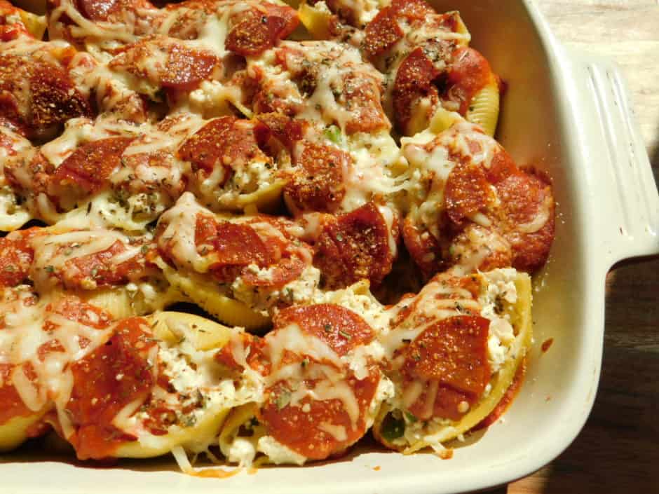 Deluxe pizza stuffed shells - Drizzle Me Skinny!