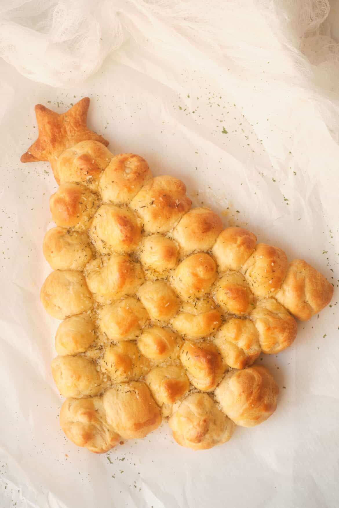 Pull apart Christmas tree cheesy bread - Drizzle Me Skinny!