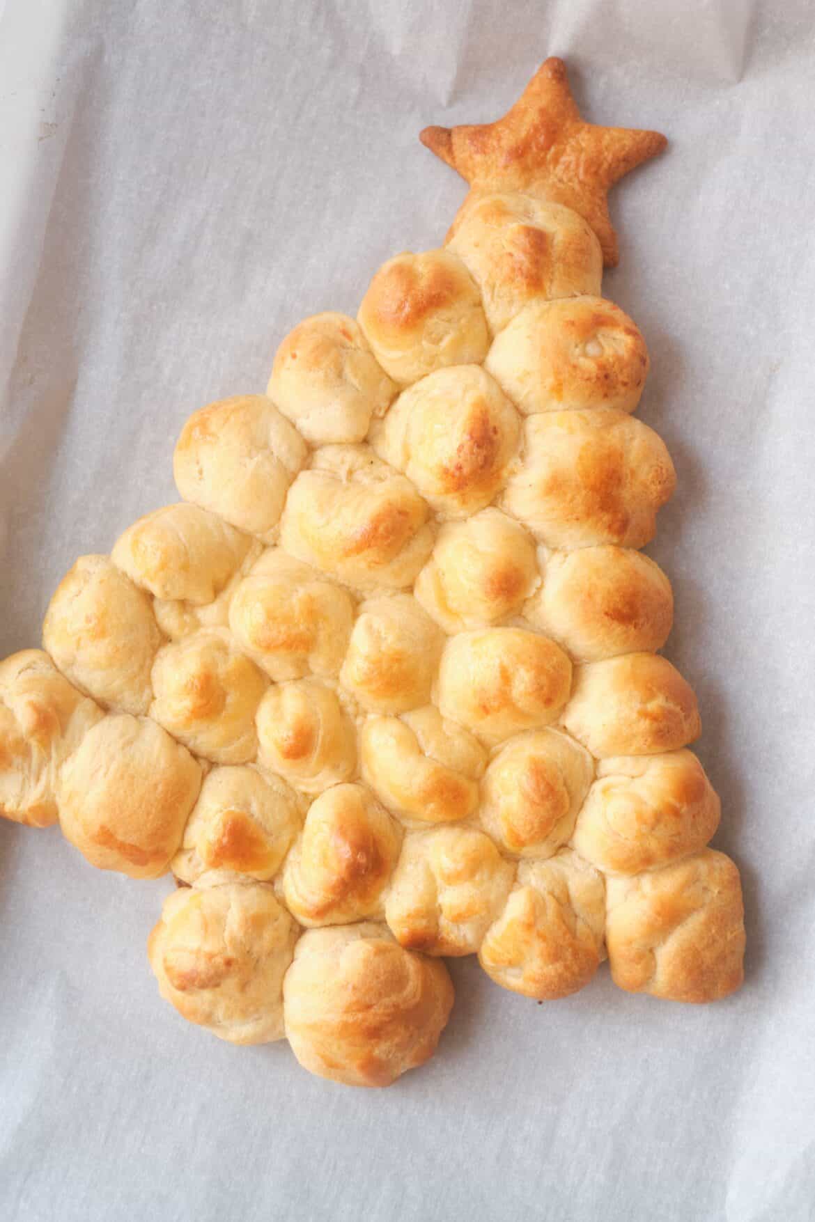 Pull apart Christmas tree cheesy bread - Drizzle Me Skinny!