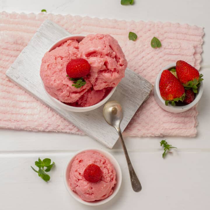 Homemade Strawberry Frozen Yogurt - Drizzle Me Skinny!